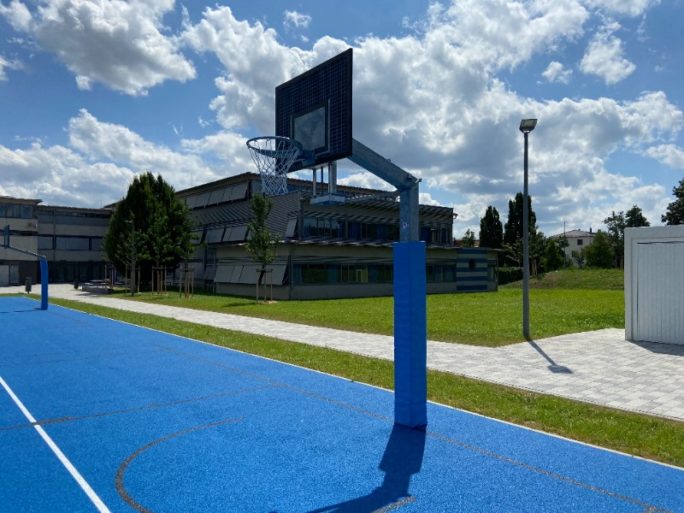 Basketball pole with height-adjustable board - W&H Sports | EN