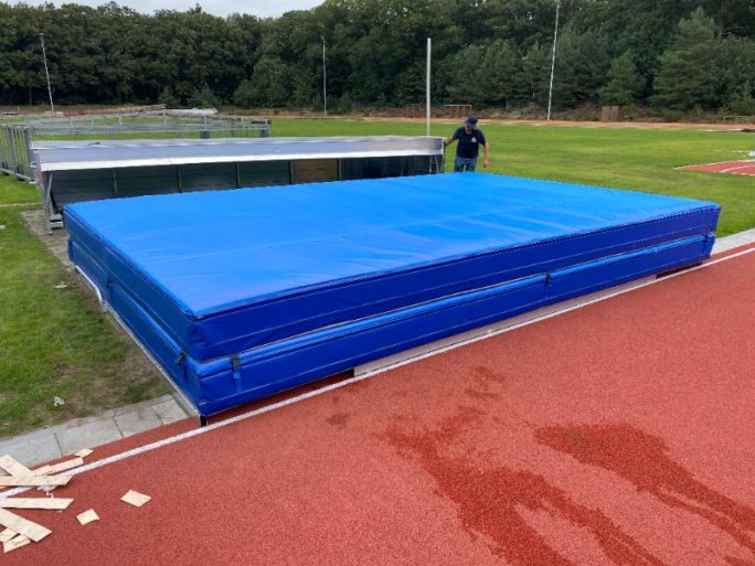 Landing mat for high jump | High Jump Equipment - W&H Sports | EN