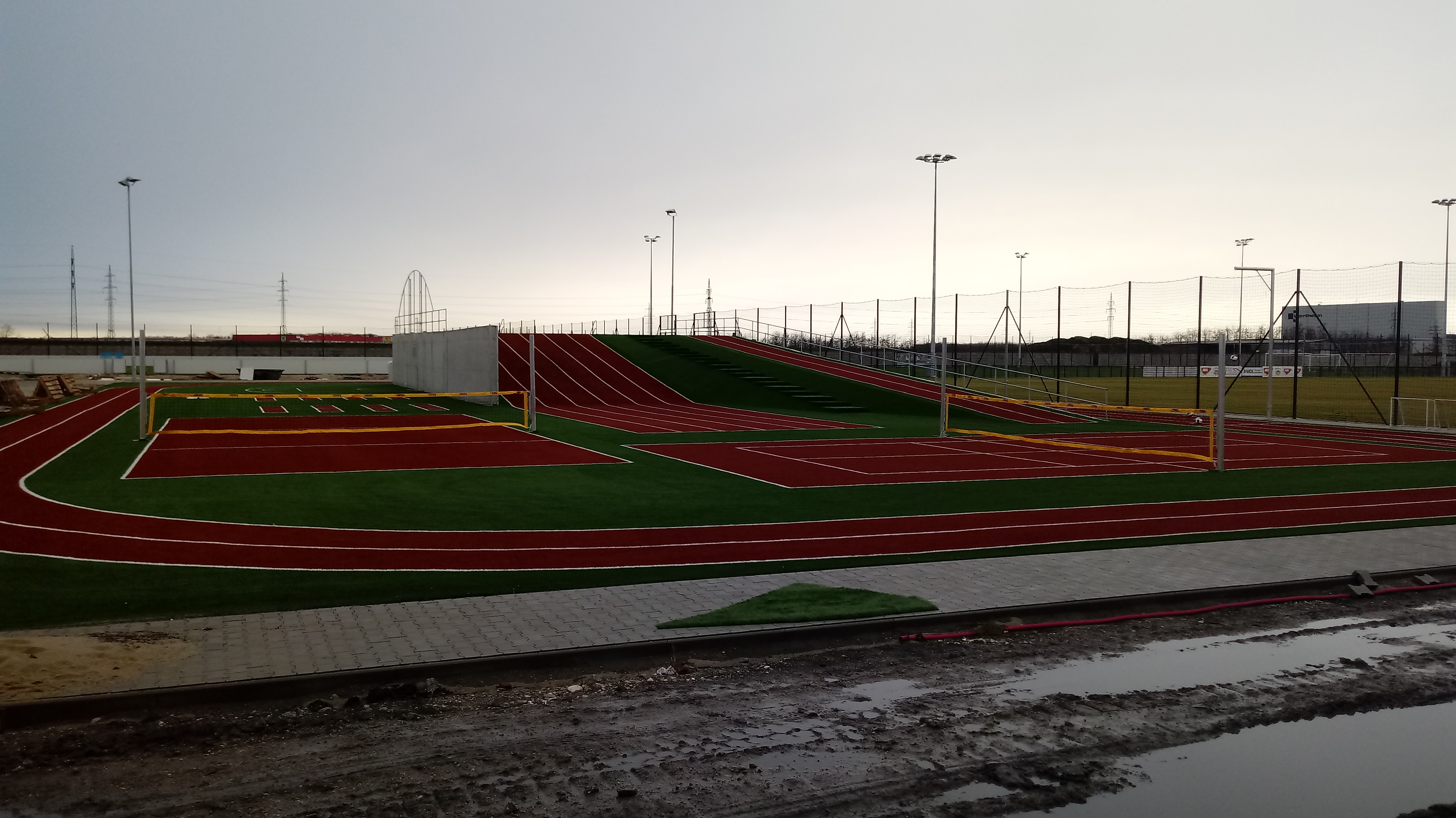 De nieuwe outdoor performance ruimte van FC DAC 1904 - W&H Sports