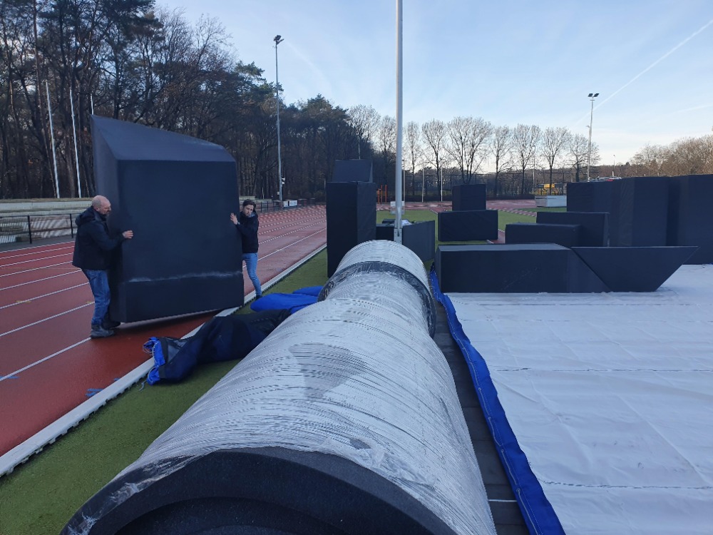 Nieuwe landingsmat voor polsstokhoogspringen bij Nijmegen Atletiek - W ...