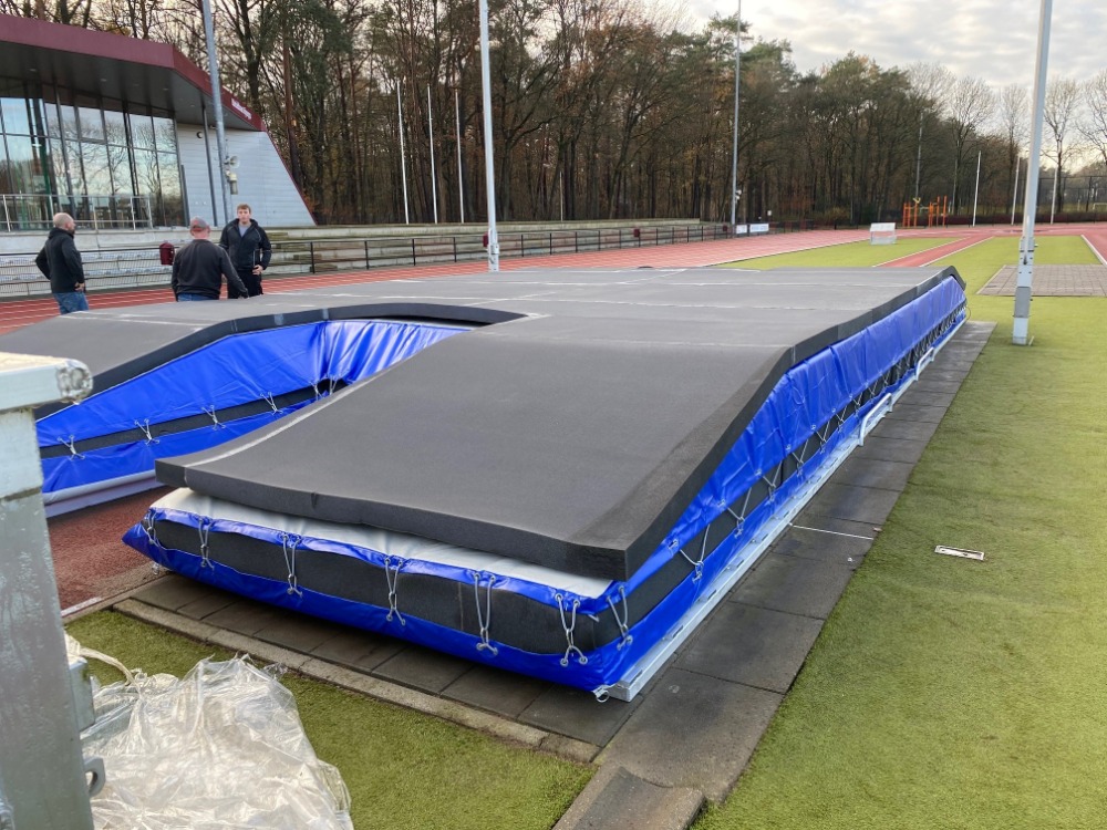 Nieuwe landingsmat voor polsstokhoogspringen bij Nijmegen Atletiek - W ...