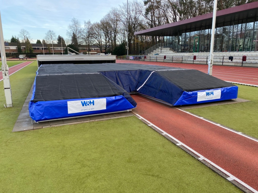 Nieuwe landingsmat voor polsstokhoogspringen bij Nijmegen Atletiek - W ...